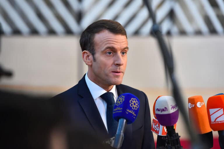 Combien gagne vraiment Emmanuel Macron ? Son bulletin de paie dévoilé