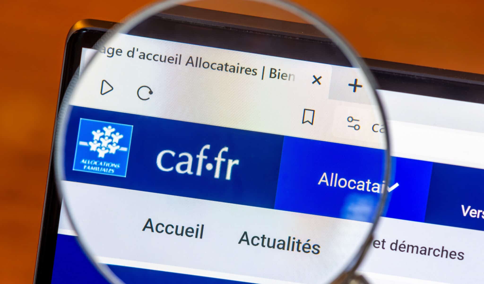 CAF : une rumeur sur une aide de 1.042 euros sème le doute chez les ...