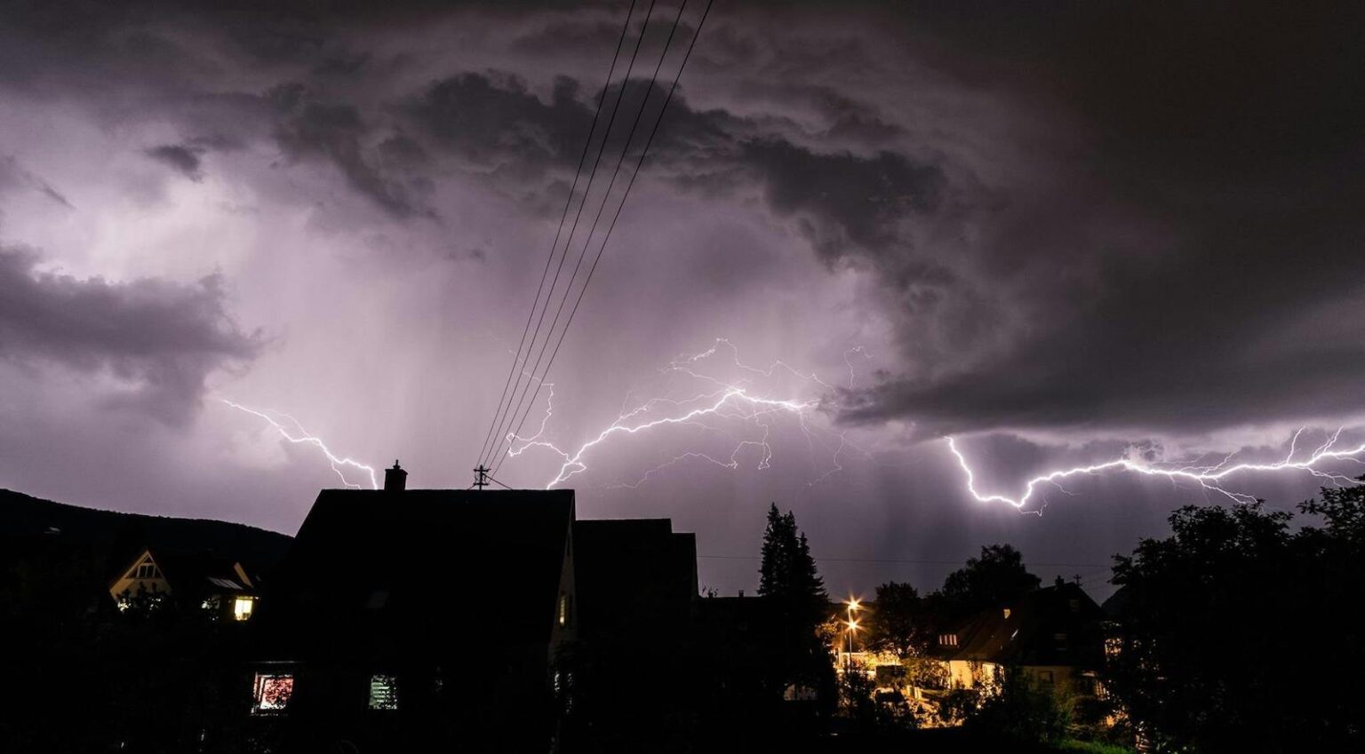 Tempête Nils : pluies, crues et vents jusqu’à 180 km/h